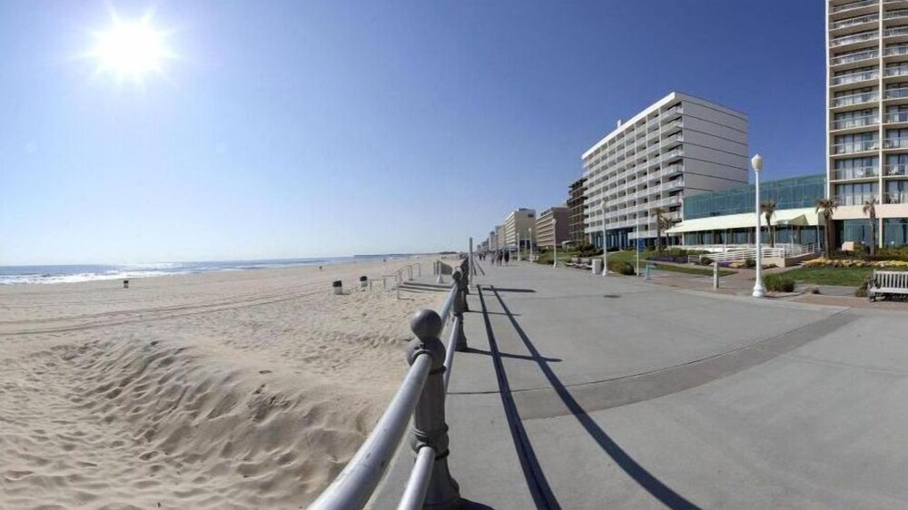 Holiday Inn Va Beach-Oceanside (21st St), an IHG Hotel in Virginia ...