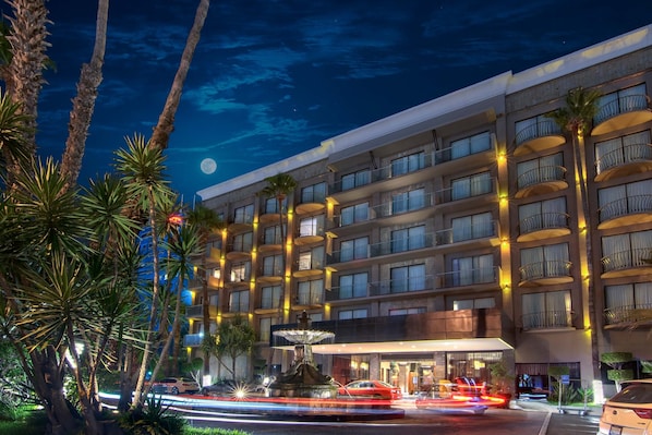Book Hotel Lucerna Tijuana in Tijuana | Hotels.com