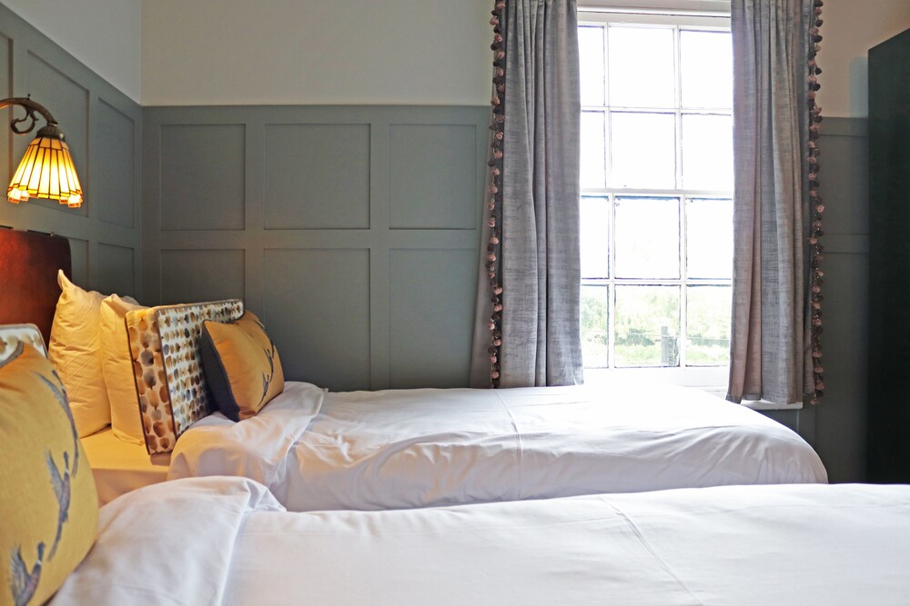 Shillingford Bridge Hotel: AU$122 Rooms, Reviews & Deals (Wallingford ...