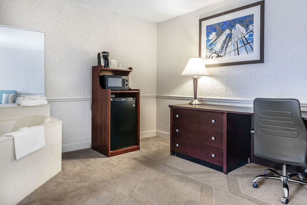 Room Deals for The Blu Hotel Blue Ash Cincinnati, Ascend Hotel ...