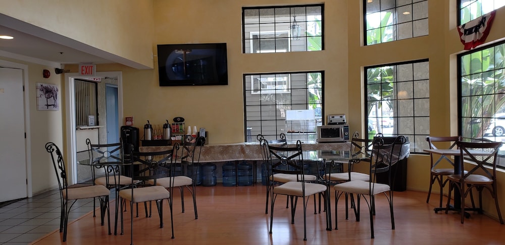 Oak Tree Inn, Los Angeles: $84 Room Prices & Reviews | Travelocity
