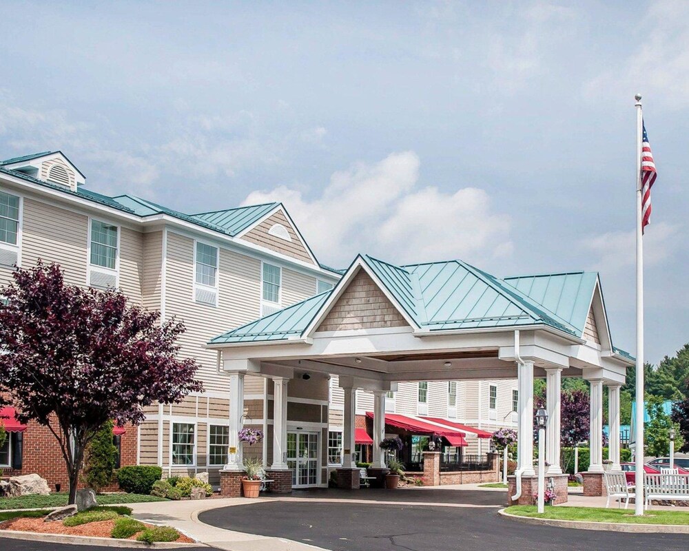 Comfort Inn & Suites Sturbridge - Brimfield in Sturbridge | Best Rates ...