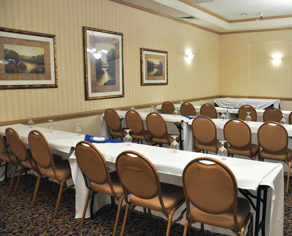 Piccadilly Inn Airport in Fresno | Best Rates & Deals on Orbitz