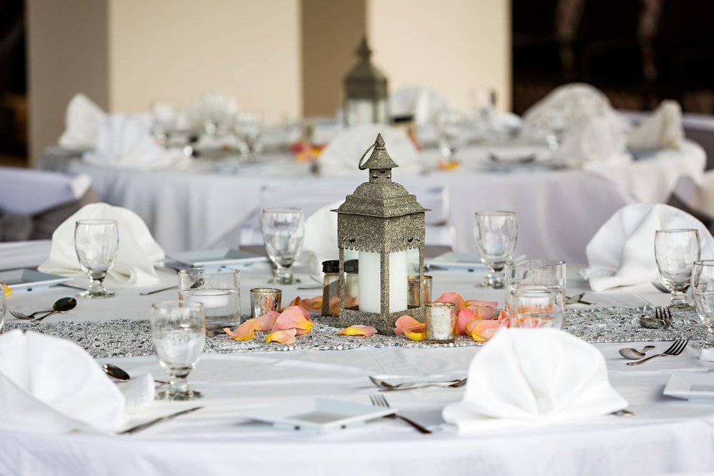 Grotto Bay Beach Resort: 2017 Room Prices, Deals & Reviews | Expedia