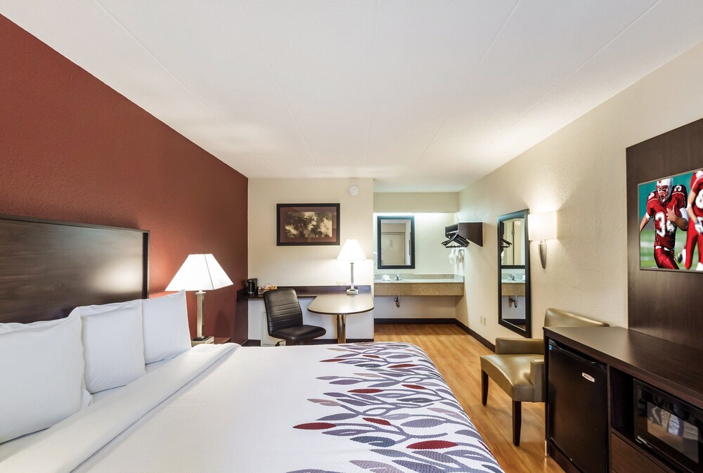 Red Roof Inn Milwaukee Airport in Milwaukee | Best Rates & Deals on Orbitz