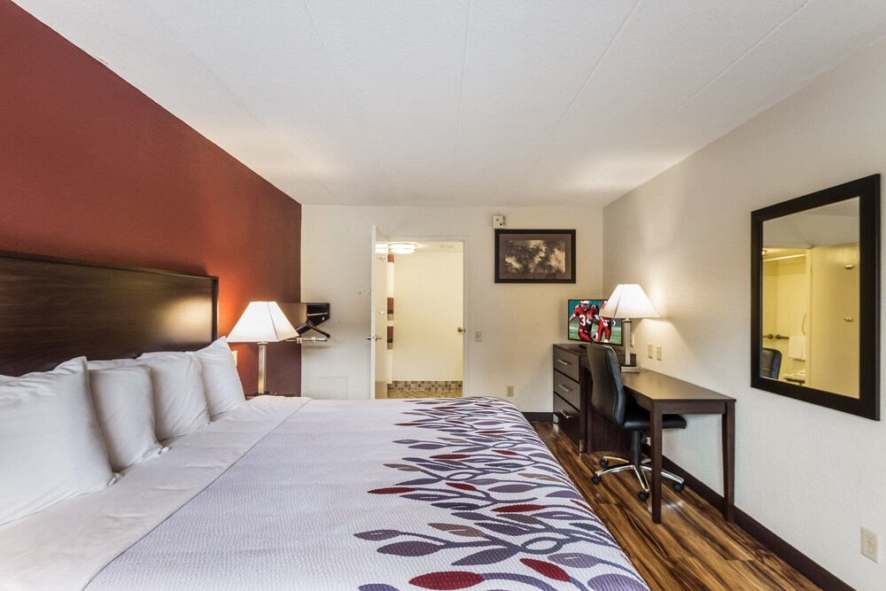 Red Roof Inn Milwaukee Airport in Milwaukee | Best Rates & Deals on Orbitz