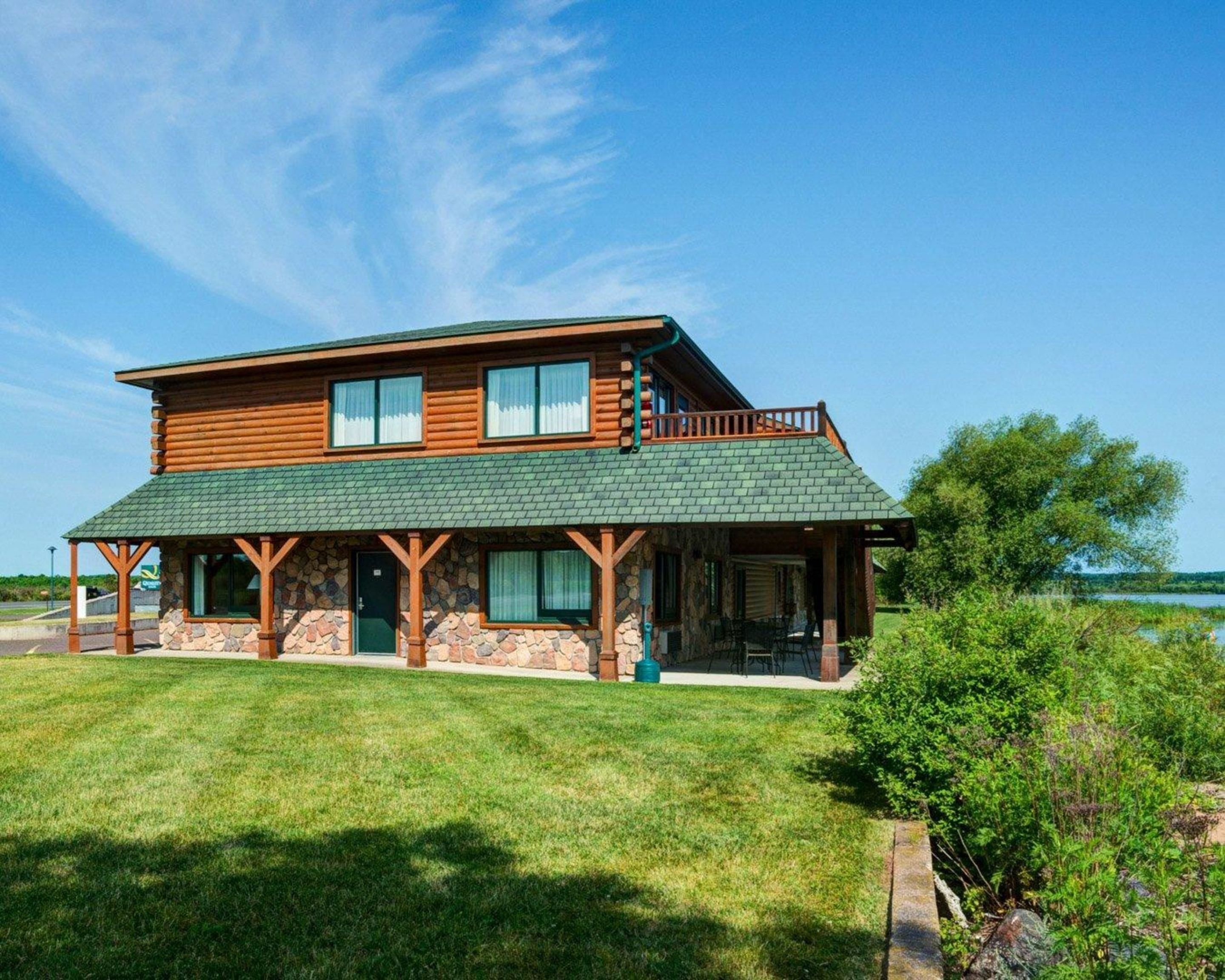 The Washburn Inn - On the Lake in Washburn, WI | Expedia