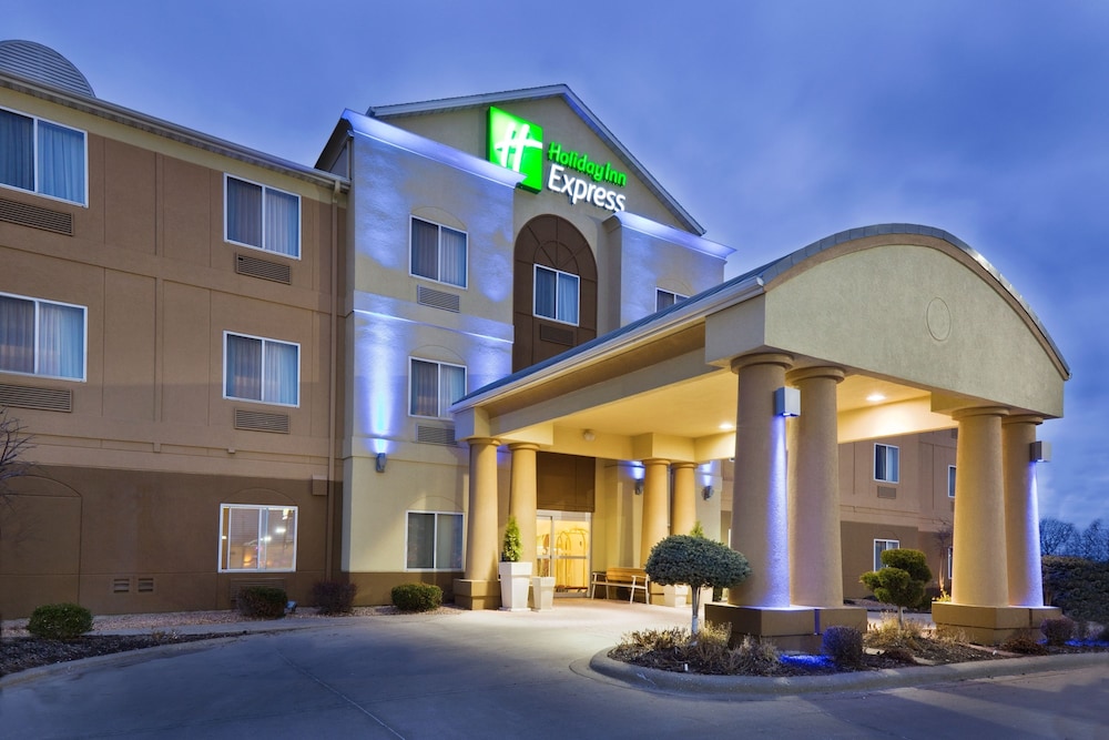 Holiday Inn Express Hotel & Suites Burlington: 2019 Room Prices $91 ...