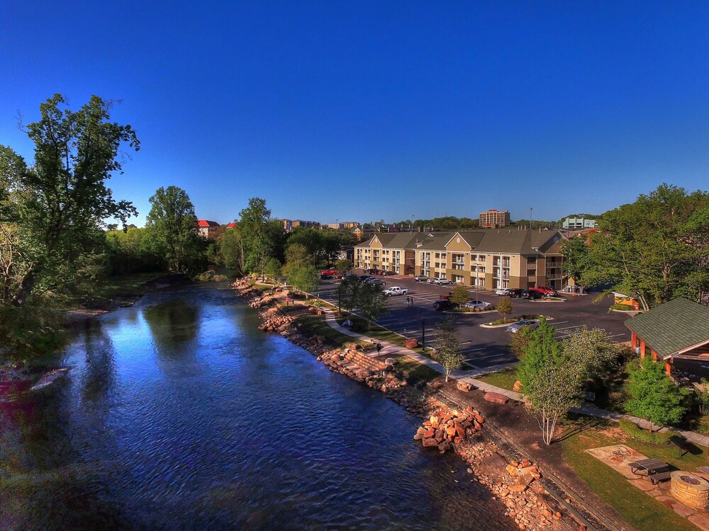 Econo Lodge Pigeon Forge Riverside in Pigeon Forge | Best Rates & Deals ...