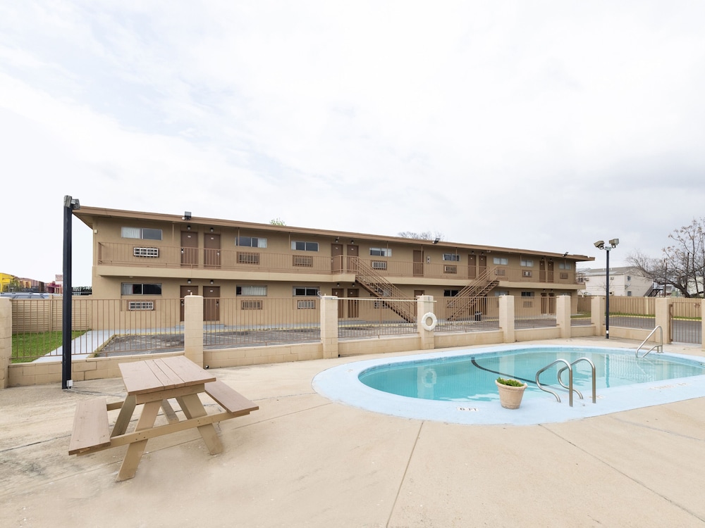 Oyo Hotel San Antonio Lackland AFB/Seaworld Hwy 90 W in San Antonio ...