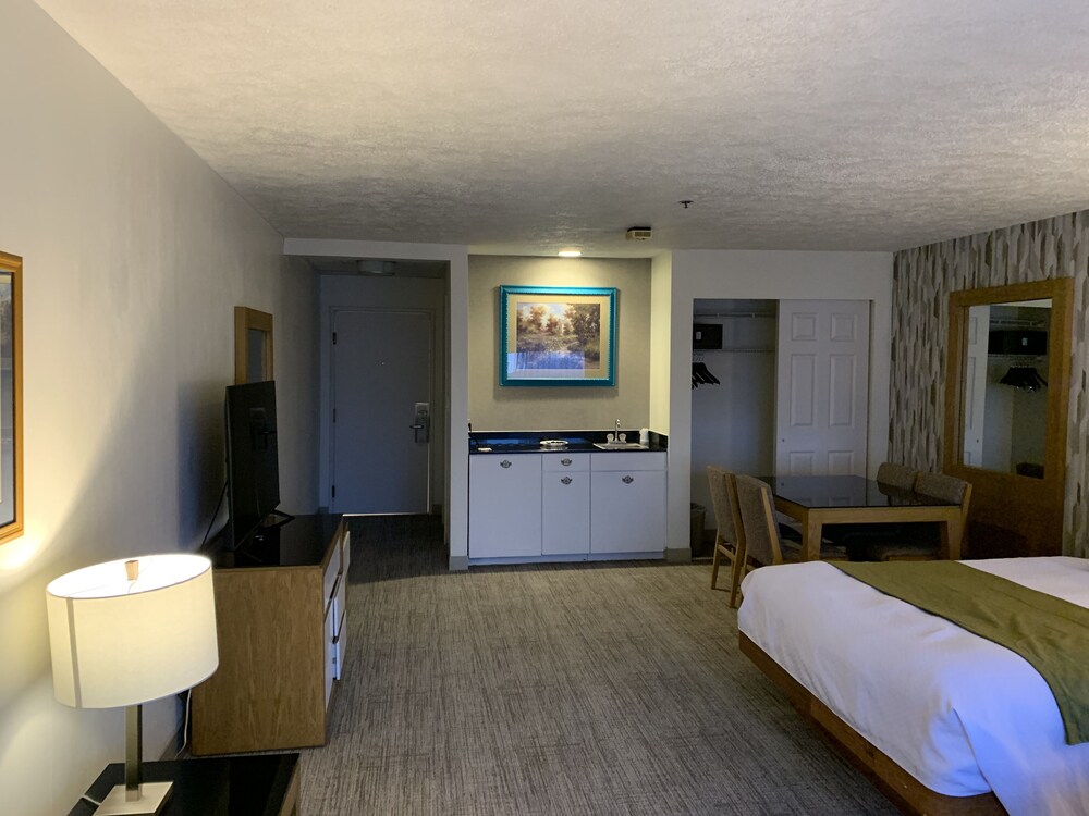 Split Rock Resort, Lake Harmony: $123 Room Prices & Reviews | Travelocity