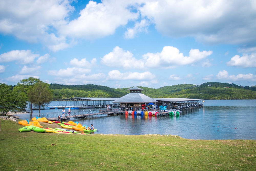 Still Waters Resort in Branson | Cheap Hotel Deals & Rates on ...