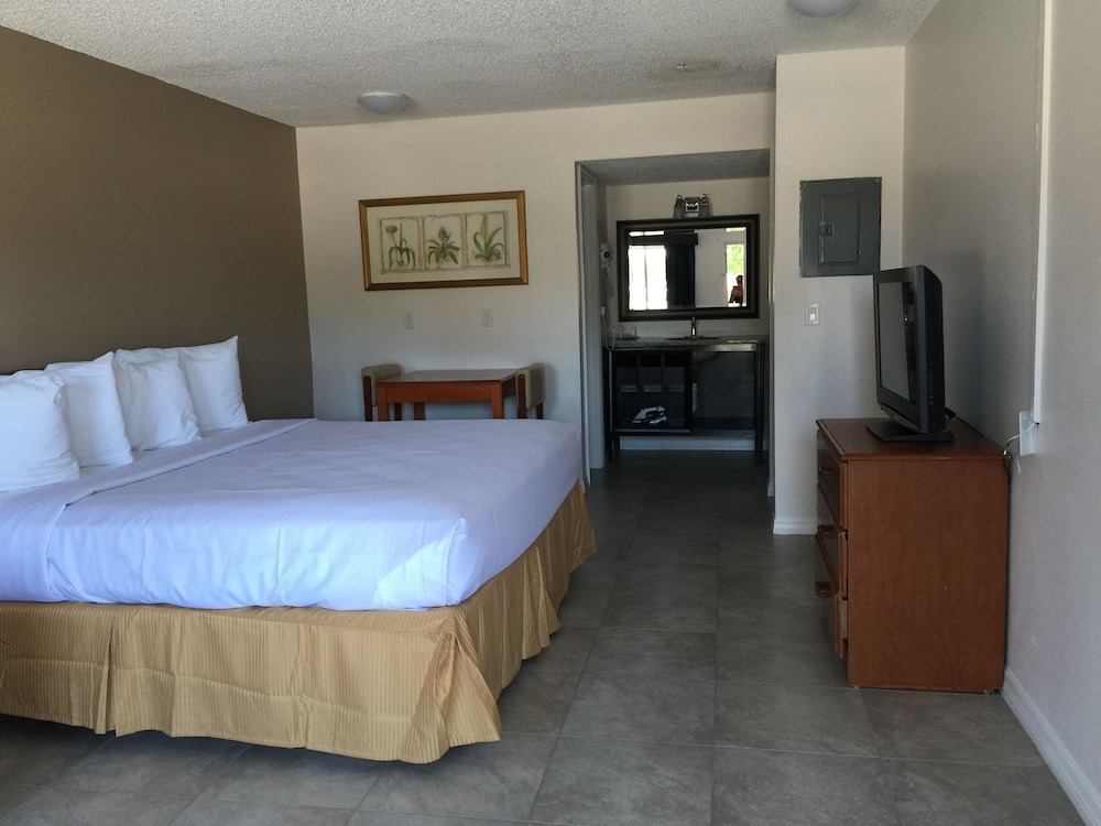 Lantern Inn & Suites, Sarasota: $129 Room Prices & Reviews | Travelocity