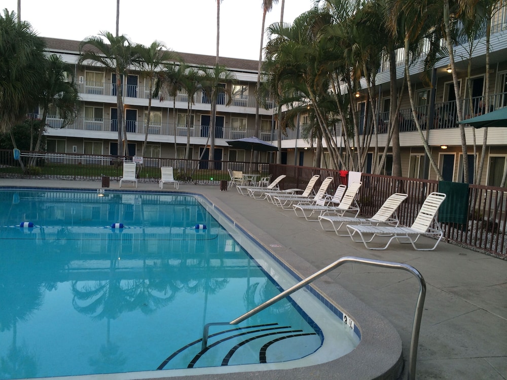 Lantern Inn & Suites, Sarasota: $78 Room Prices & Reviews | Travelocity