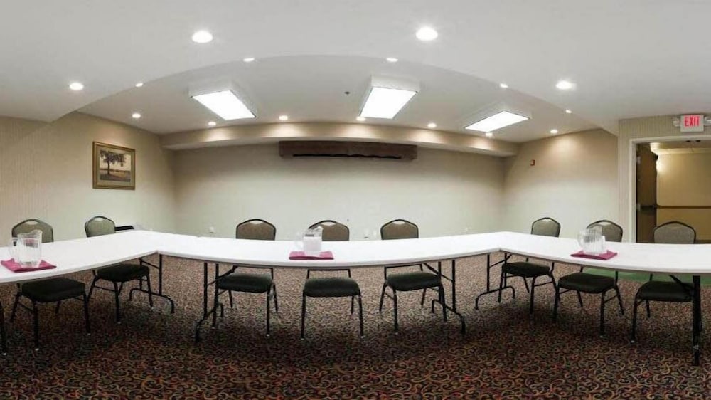 Holiday Inn Express & Suites Fort Pierre, an IHG Hotel in Fort Pierre ...