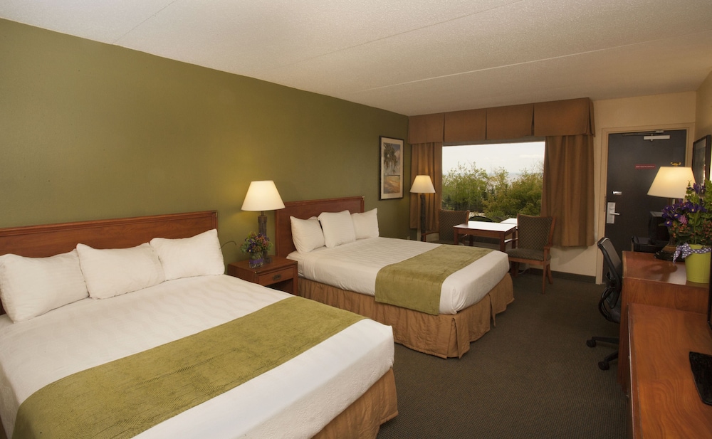 Edgewater Hotel & Waterpark, Duluth: Room Prices & Reviews | Travelocity