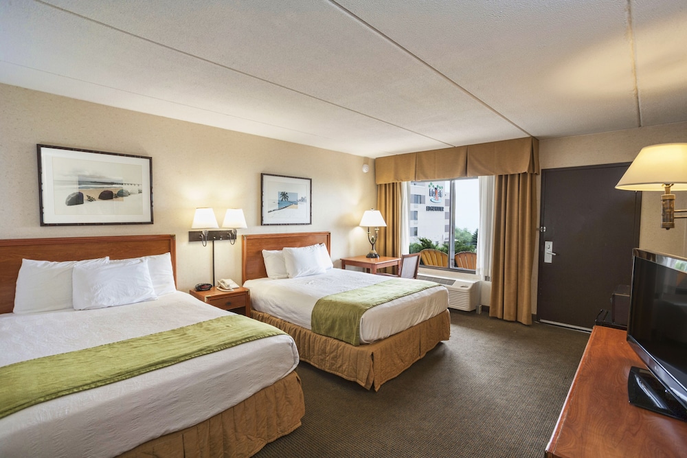 Edgewater Hotel & Waterpark, Duluth: Room Prices & Reviews | Travelocity