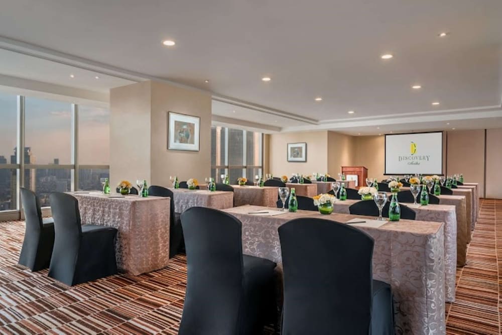 Discovery Suites in Manila | Best Rates & Deals on Orbitz