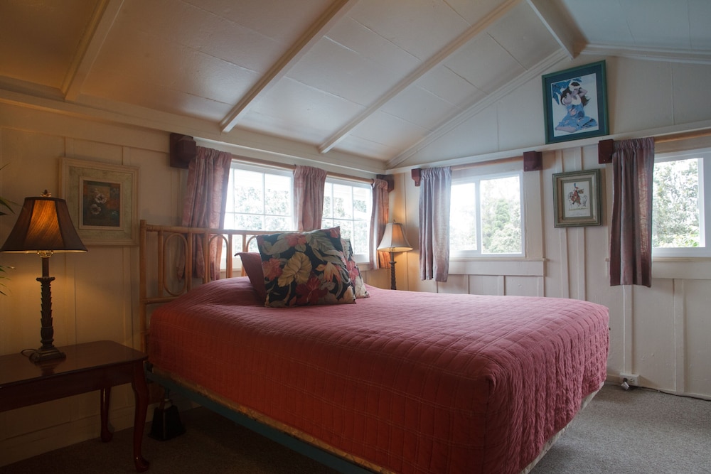 Volcano Hale, Volcano: Room Prices & Reviews | Travelocity