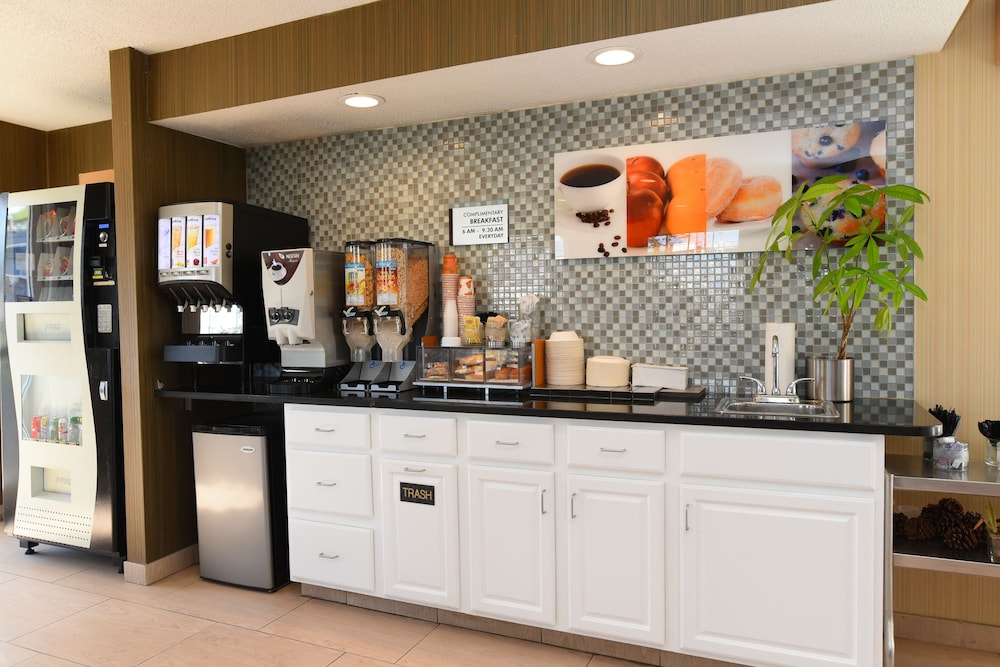 Capital Inn & Suites, Rensselaer: Room Prices & Reviews | Travelocity