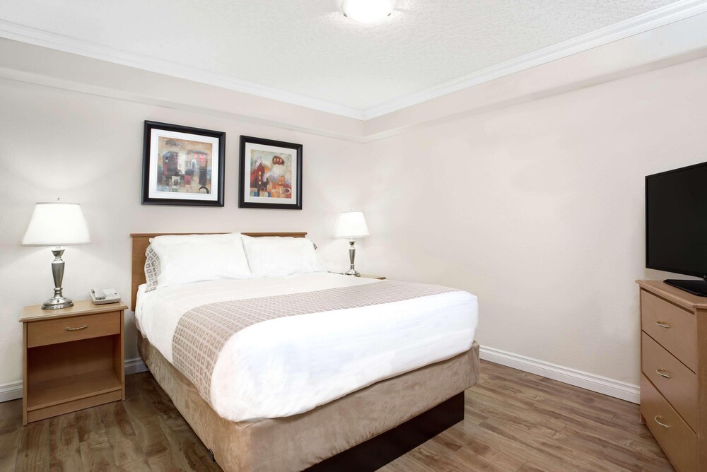 Holiday Inn Victoria Elk Lake, an IHG Hotel in Victoria | Best Rates ...