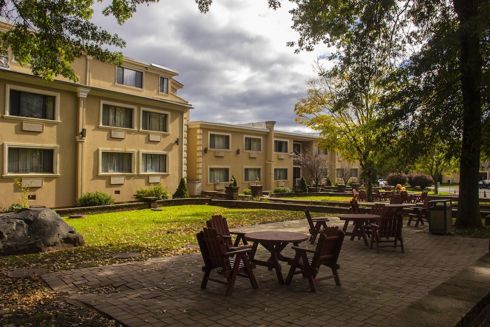 Villa Roma Resort and Conference Center, Callicoon: $204 Room Prices ...