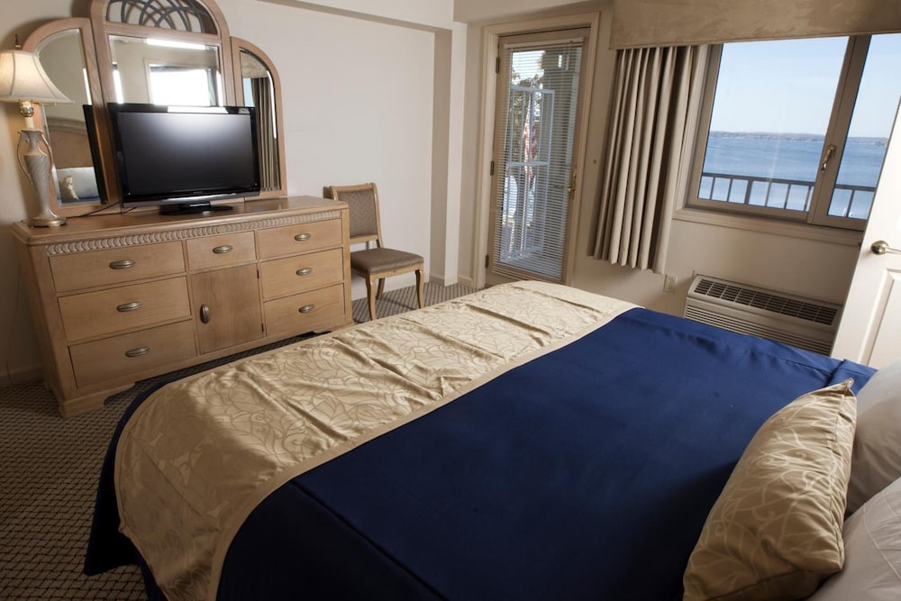 Bella Vista Suites, Lake Geneva: Room Prices & Reviews | Travelocity