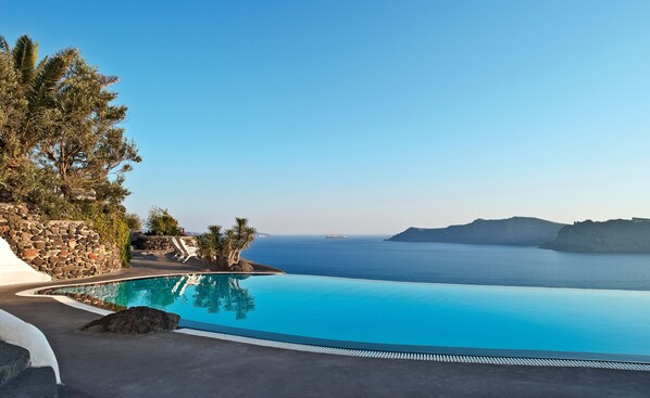Perivolas in Santorini, Greece | Expedia