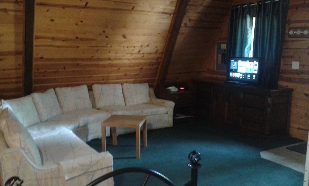 Eagle Crater Lake Inn Chemult 99 Room Prices And Reviews Travelocity