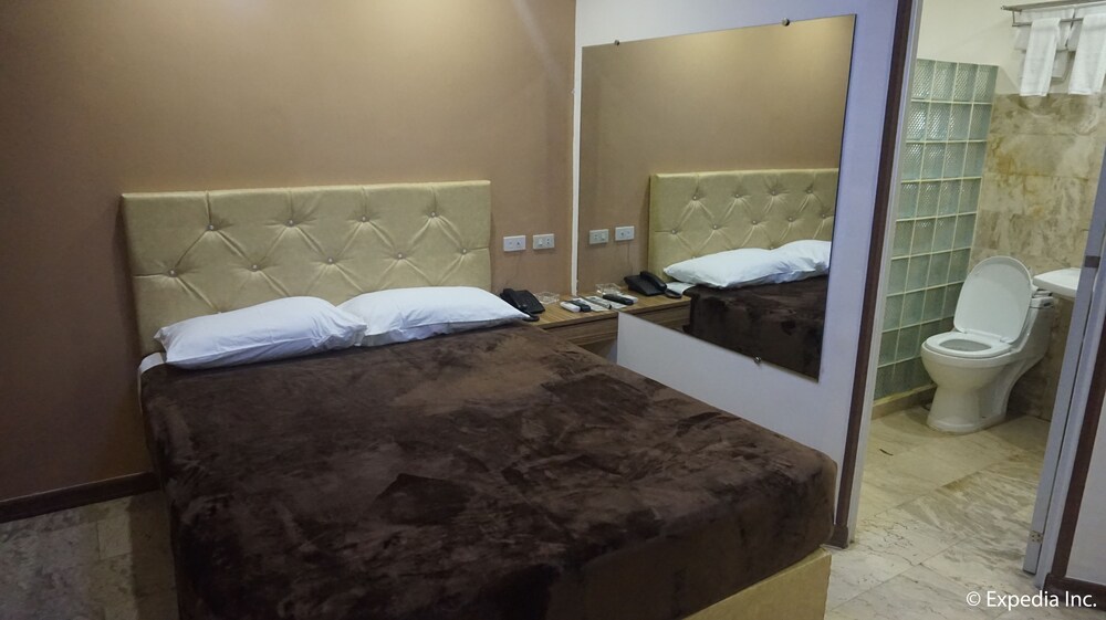 Score Birds Hotel in Angeles City | Best Rates & Deals on Orbitz