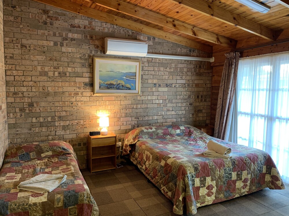 Lightning Ridge Outback Resort & Caravan Park: AU$175 Deals & Reviews ...