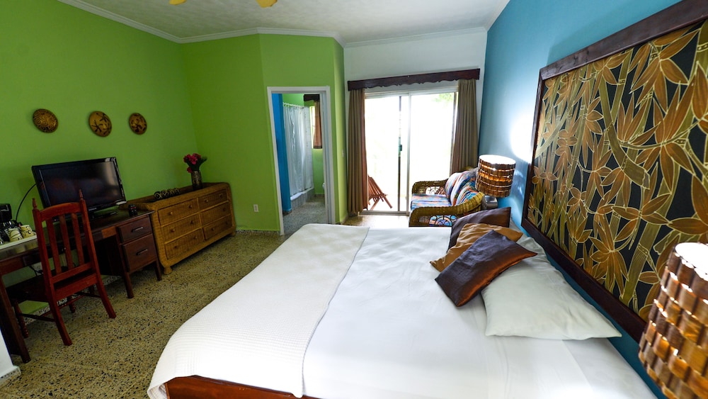 Hotel Turquoise Bay Resort, Roatan: Room Prices & Reviews | Travelocity