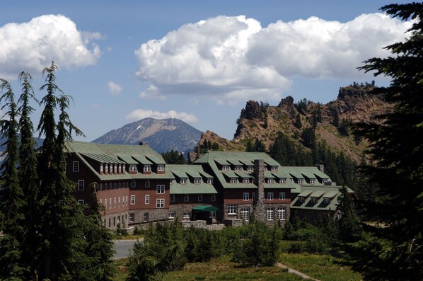Book Crater Lake Lodge - Inside the Park in Crater Lake | Hotels.com