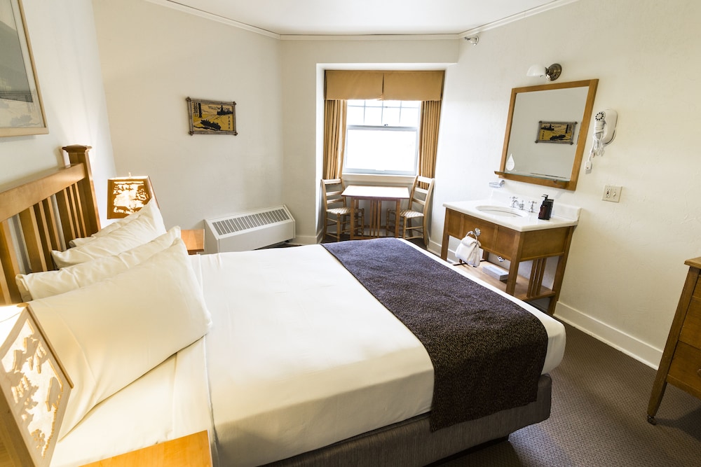 Old Faithful Inn - Inside the Park, Yellowstone National Park: Room ...