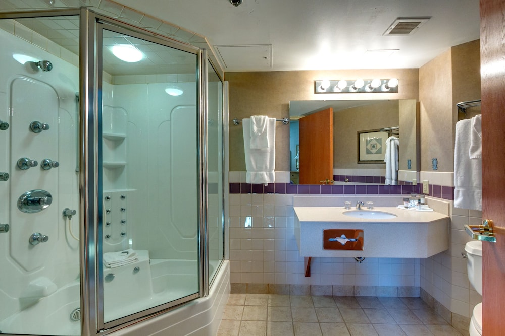 Ho-Chunk Casino Hotel - Wisconsin Dells, Wisconsin Dells: Room Prices ...