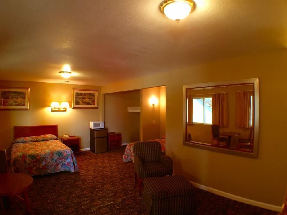 Travelers Inn Topeka, Topeka: Room Prices & Reviews | Travelocity