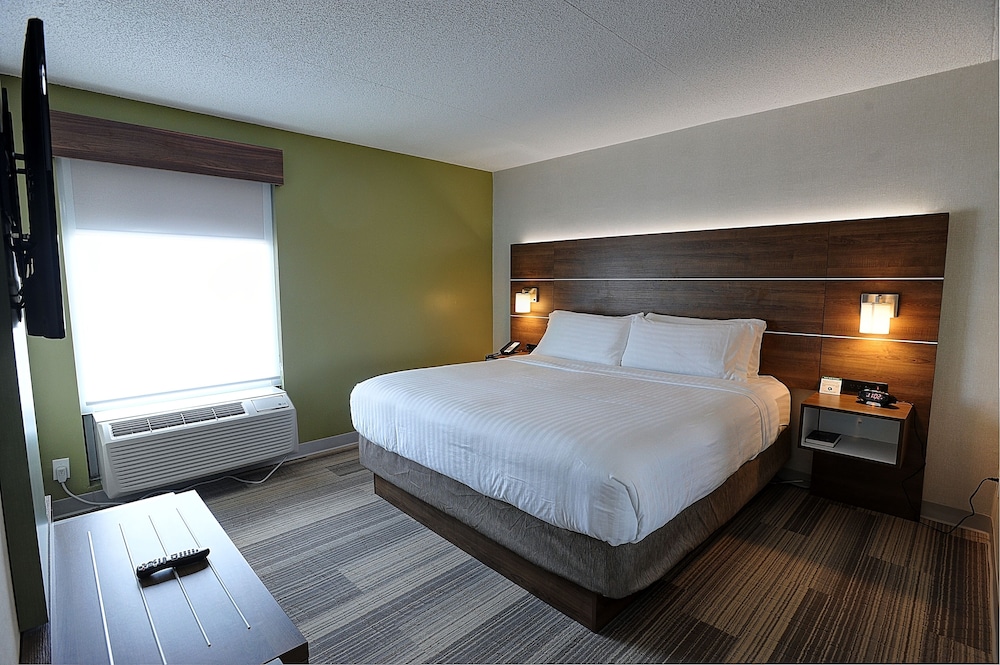 Holiday Inn Express & Suites Toronto Airport West, an IHG Hotel in ...