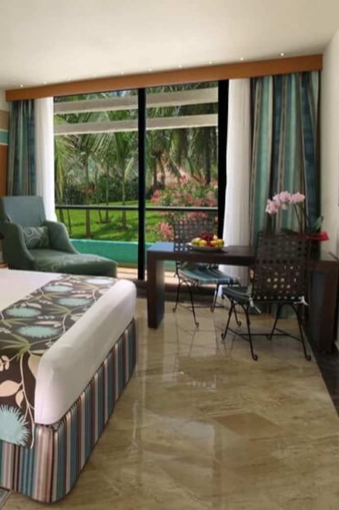 The Pyramid Cancun By Oasis - All Inclusive in Cancun | Best Rates ...