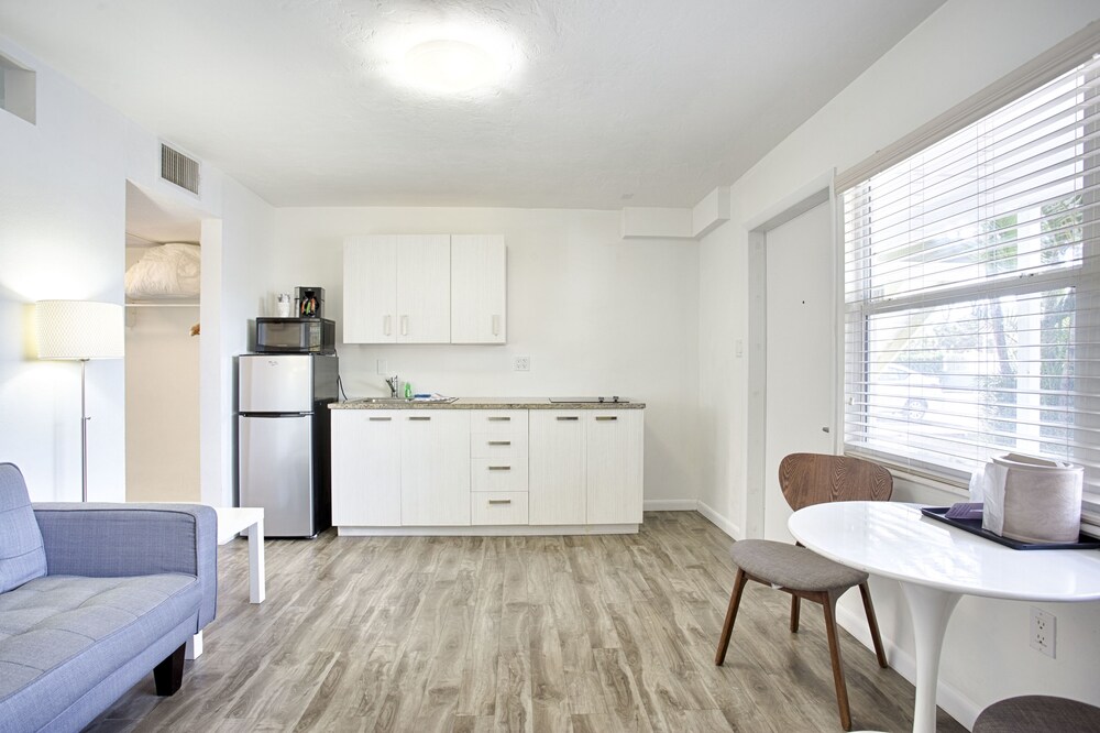 Regency Inn & Suites, Sarasota: $82 Room Prices & Reviews | Travelocity