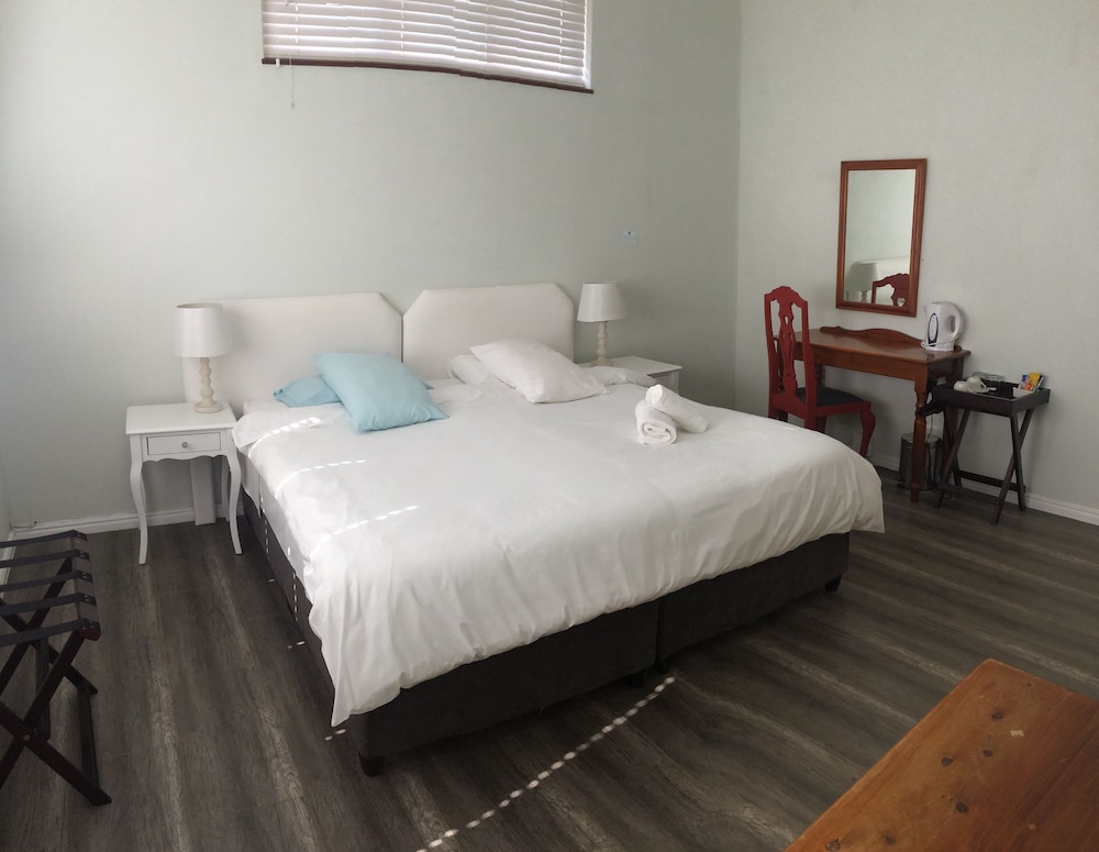 Spring Tide Inn, Cape Town: Room Prices & Reviews | Travelocity