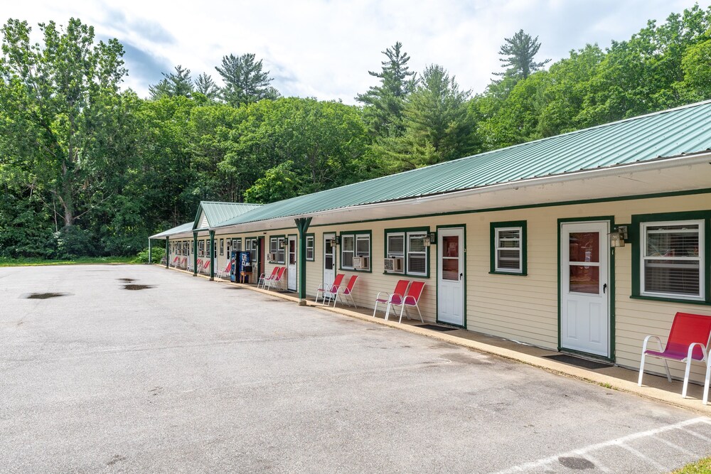 Perry's Motel and Cottages in Intervale | Best Rates & Deals on Orbitz