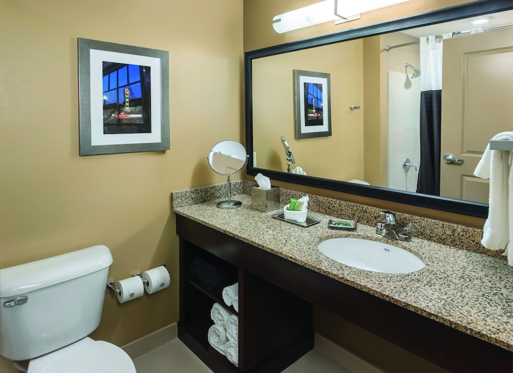 ClubHouse Hotel & Suites - Fargo, Fargo: $135 Room Prices & Reviews ...