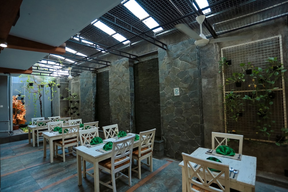 Loji Hotel Solo, Surakarta: $15 Room Prices & Reviews | Travelocity