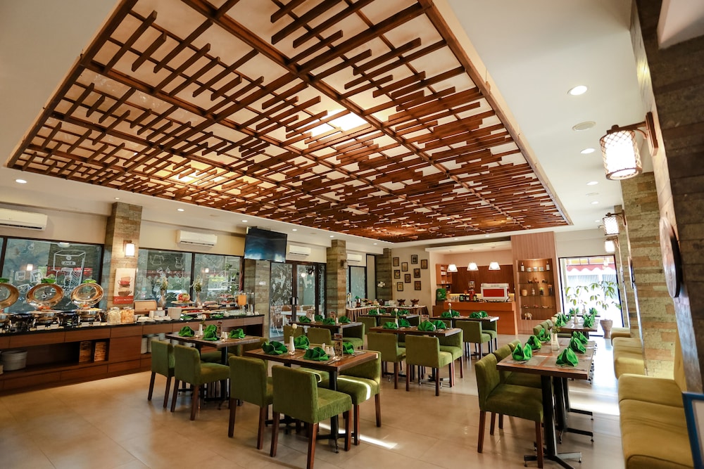 Loji Hotel Solo, Surakarta: $15 Room Prices & Reviews | Travelocity