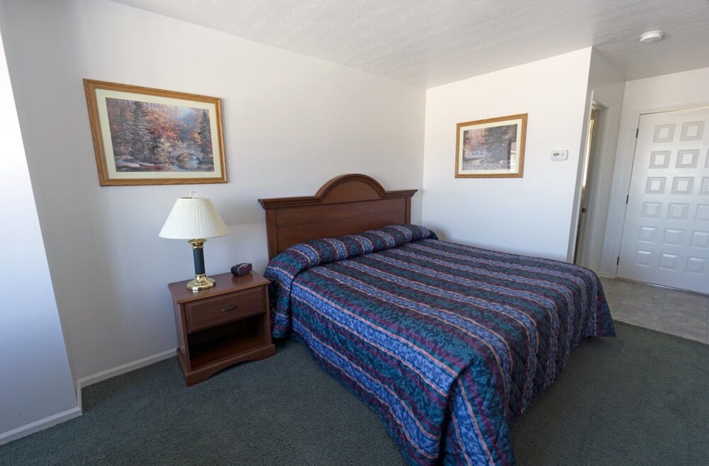 Crystal Lake Resort, Beulah: $115 Room Prices & Reviews | Travelocity