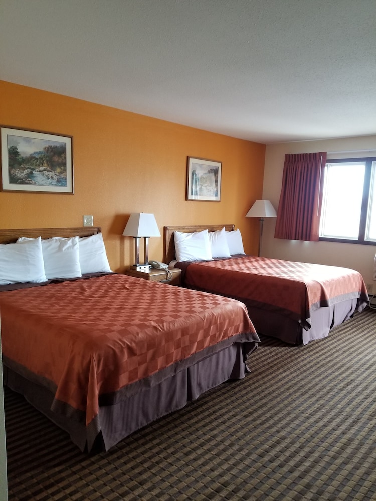 Scottish Inns & Suites Eau Claire in Eau Claire | Best Rates & Deals on ...