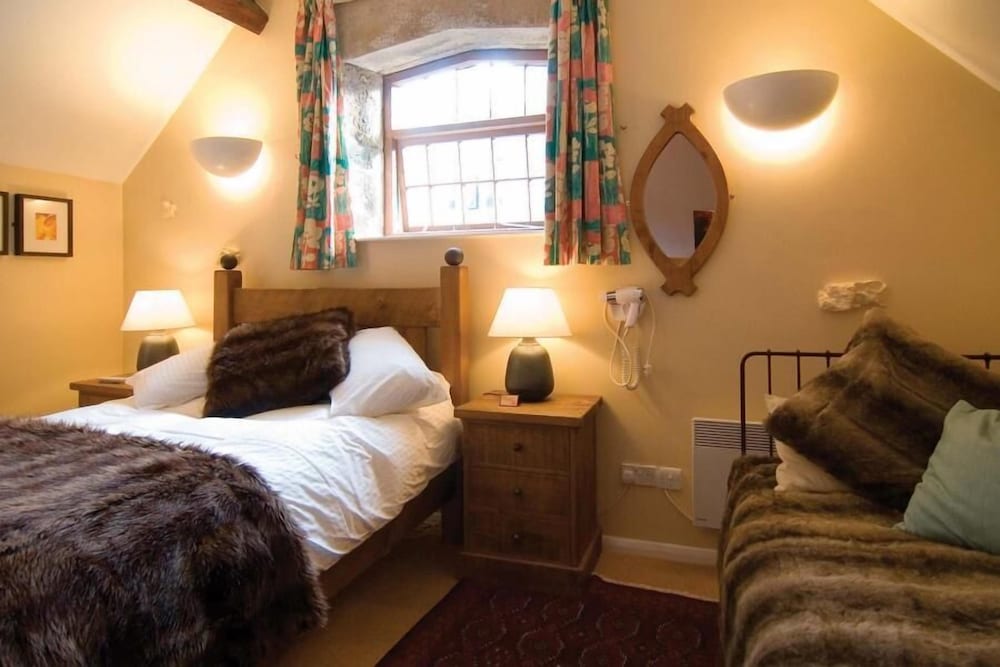 YHA Hartington Hall - Hostel in Buxton | Best Rates & Deals on Orbitz