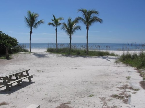 Red Coconut RV Park, Fort Myers Beach: Room Prices & Reviews | Travelocity