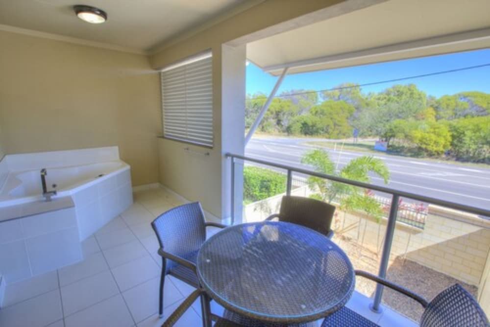 1770 Lagoons Central Apartment Resort: AU$142 Deals & Reviews (Agnes ...
