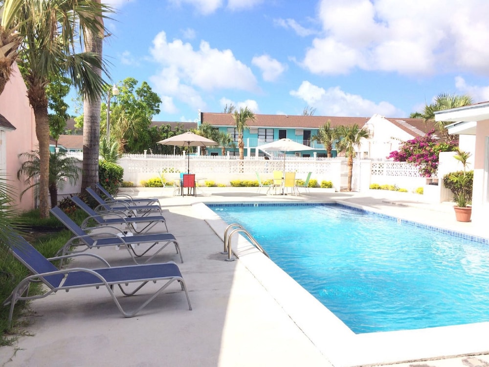 The Colony Club Inn & Suites in Nassau | Hotel Rates & Reviews on Orbitz